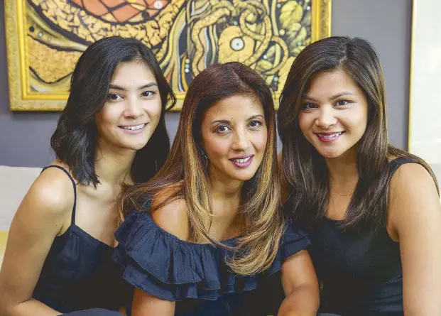 Tessa Mendoza with Alexandra and Danielle Daza - PressReader
