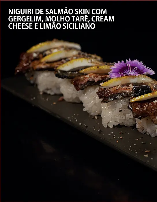 NIGUIRI DE SALMÃO SKIN COM GERGELIM, MOLHO TARÊ, CREAM CHEESE E LIMÃO ...