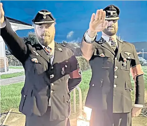 Army investigat­es after sergeants dressed as Nazis for party - PressReader