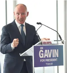 Samhlaím Ivan Yates ag Oireachtas na Samhna i mbun an dreasa cainte ...