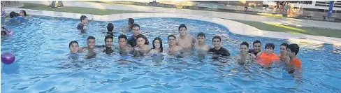 Disfruta pool party en su cumpleaños - PressReader