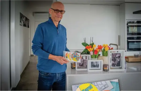 “Door deze stickers te kleven, blijft Karel eeuwig de wereld rondreizen ...