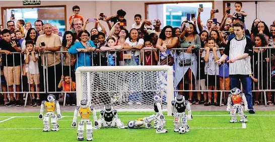 Robocup reúne máquinas que fazem tarefas domésticas e jogam futebol ...