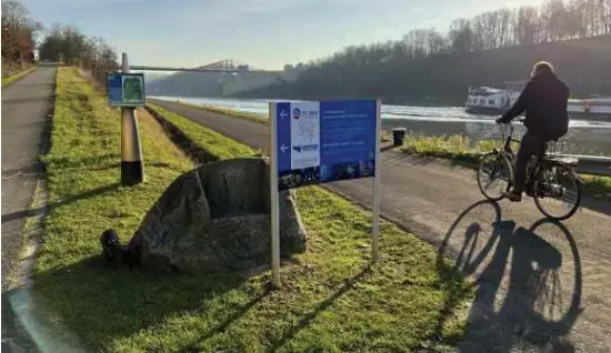 Arbeider plaatst per ongeluk wegwijzer pal voor peperduur kunstwerk ...
