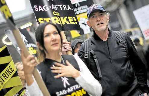 Striking Hollywood actors, studios suspend contract negotiatio­ns - PressReader