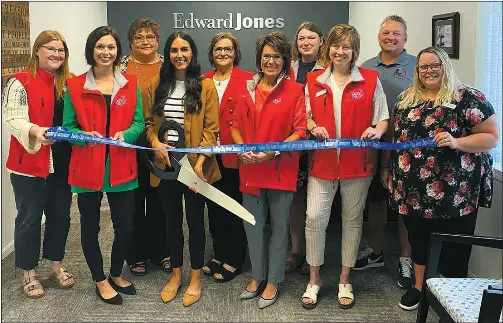 Chamber Ambassador­s visit Edward Jones for ribbon cutting and welcome Larson to team - PressReader
