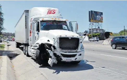 Tráiler impactó a una pipa en la 57 - PressReader