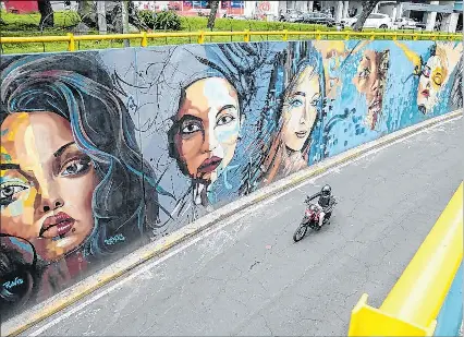 Paredes grises se transforma­n en lienzos - PressReader