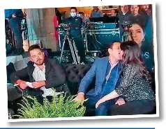 ¡SORPRENDEN A LA QUEEN CON ROMÁNTICO BESO! - PressReader