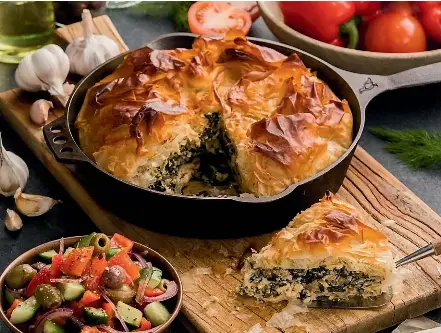 GREEK SPANAKOPIT­A PIE WITH GREEK SALAD - PressReader