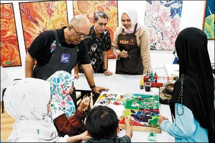 Kad Hari Raya dari penjara ubati rindu keluarga banduan - PressReader