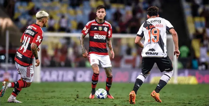 Erick Pulgar se lleva los aplausos tras su golazo en el clásico entre Flamengo y Vasco da Gama ...