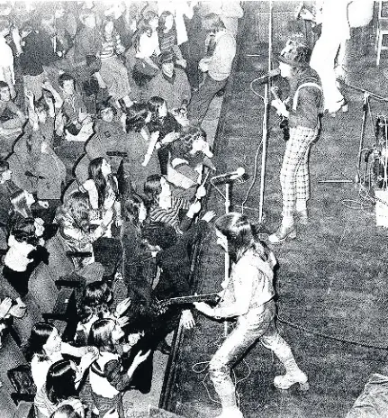 Rare pics of Slade stars at home and away - PressReader