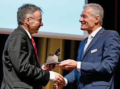 Thomas Bieger übergibt den Stab an Heinz Karrer - PressReader