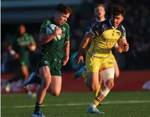 DEVINE PUTS ON SHOW LIKE AN OLD PRO.. - PressReader