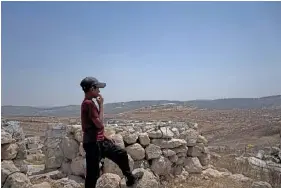 After fleeing, Palestinia­ns return to village in ruins - PressReader