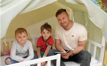 Dem Kinderwuns­ch nach Streichele­inheiten kommt Dominik Misselwitz ...