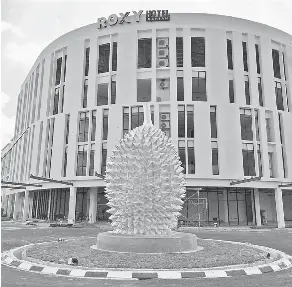 Mercu tanda baharu durian perak di Serian terbesar di Malaysia ...
