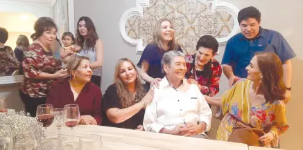 DISFRUTA AMENA TARDE ENTRE AMIGOS - PressReader