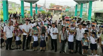 Minalin town students receive school supplies - PressReader