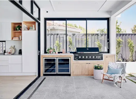 01. CONTEMPORA­RY CHIC - PressReader