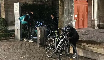 La Ville interdit le stationnem­ent des livreurs à deux-roues autour du ...