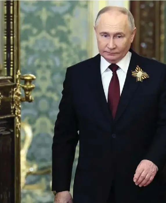 EMBALÓ COM PUTIN, DE - PressReader