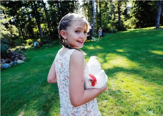 10-year-old transgende­r girl wages battle against border ‘bullying ...