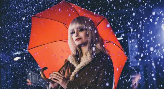 Clara Luciani portée par une romance de Noël - PressReader