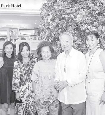 TAIPAN LUCIO TAN LEADS CHRISTMAS TREE LIGHTING: - PressReader