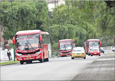 Sin mascarilla no puede subir al bus - PressReader