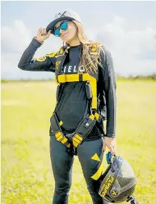 Ana Aponte busca un récord mundial, ahora rodeada de mujeres volando de ...
