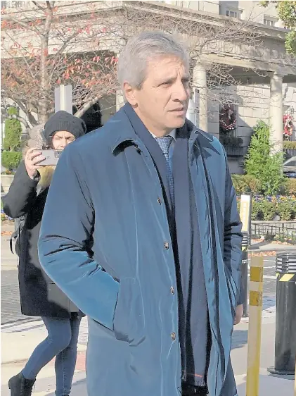 Caputo busca US$ 3 mil millones para poder llegar a la cosecha en marzo ...