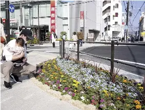 Flower bed built near site of Abe’s shooting in Nara City - PressReader