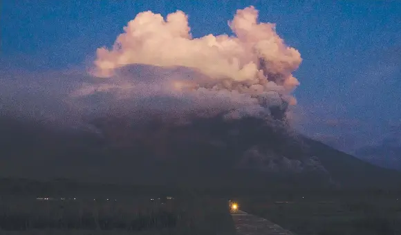 INDONESIA ERUPTION FORCES THOUSANDS TO FLEE - PressReader