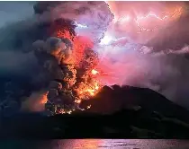 Evacuation­s begin after Indonesia volcano erupts - PressReader