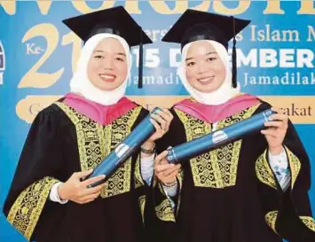 Kembar seiras genggam ijazah bersama - PressReader