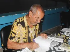 Professor Ângelo Carrasco coloca livros no mercado - PressReader