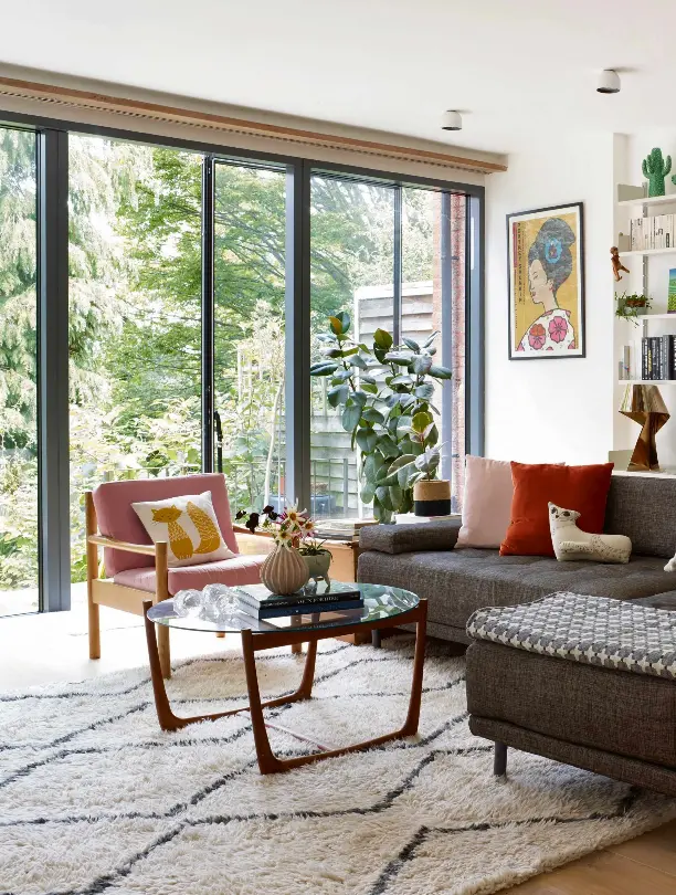 A home on London’s Dulwich Estate has been transforme­d into a light ...