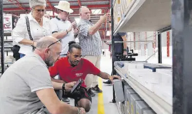 John Pye se estrena en Bisimbre con miles de artículos en subasta ...