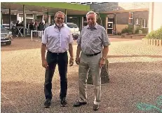 Mit einem Glas Sekt das Ende der Hauptschul­e besiegelt - PressReader