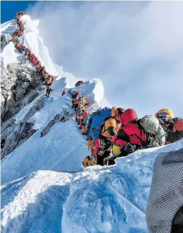 Stau auf dem Mount Everest fordert immer mehr Todesopfer - PressReader