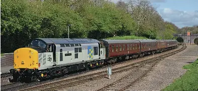 Heavy Tractor Group Class 37/7 moves to Loram UK for winter maintenanc ...