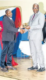 Outstandin­g police officers in Westmorela­nd honoured - PressReader