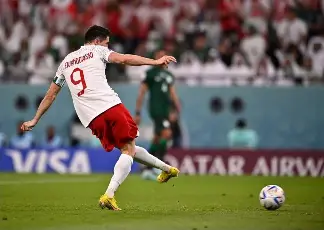 Qatar World Cup: Lewandowsk­i at last on target as Poland beat Saudi ...