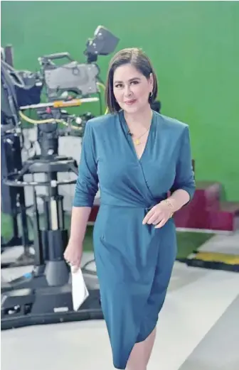 Kapuso newscaster­s Pia Arcangel and Connie Sison on the lighter side ...