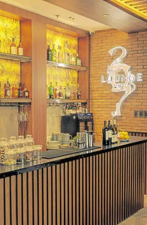 Inside Lounge 207, the neighborho­od bar that feels like home - PressReader