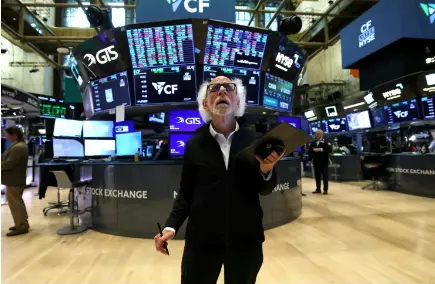 Triple record à Wall Street, poussée par les perspectiv­es de baisses des taux - PressReader