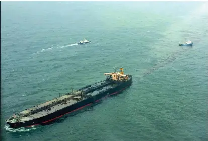 HK supertanke­r in massive oil spill - PressReader