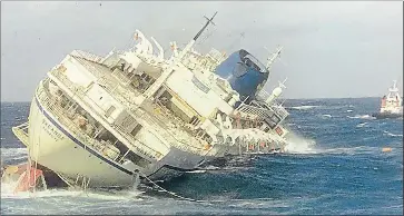Heroic entertaine­rs saved Oceanos passengers - PressReader